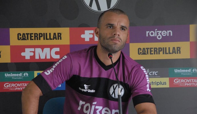 Suspenso, Heitor força mudança na zaga do XV contra o Santos, na terça