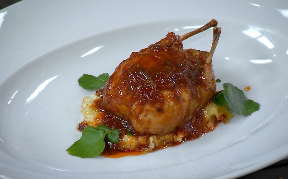 Codorna recheada com cuscuz, chuchu gratinado e agrião | Receitas Gshow ...
