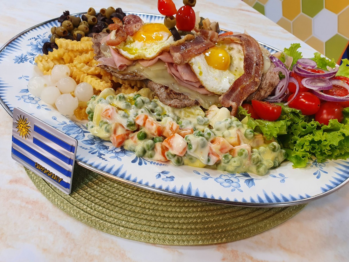 Chivito uruguaio no prato é um clássico que nasceu em Punta Del Este ...