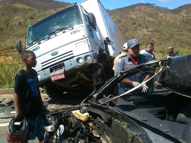 G1 - Carreta não para e atropela pessoas envolvidas em outro acidente ...