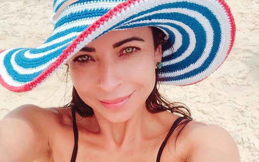 Aos 46 anos, Anna Lima mostra ótima forma em dia de praia - Vogue ...