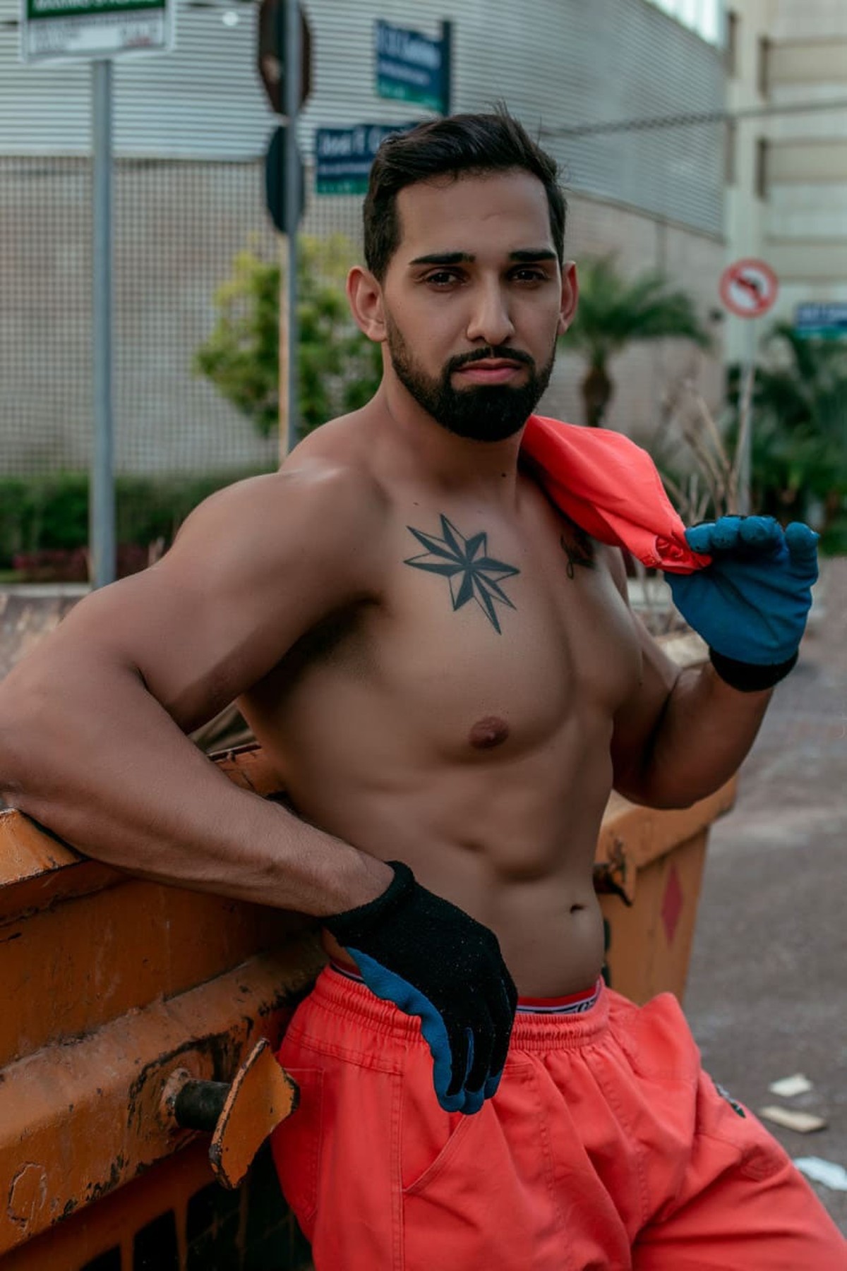 Gari 'gato', famoso na web há 1 ano, segue trabalhando em BH, mas se ...