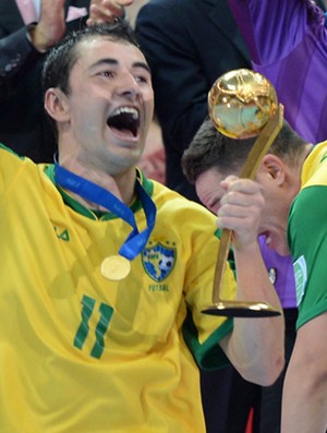 Bola de Ouro, Neto chega à casa dos pais na 4ª feira, no Triângulo ...