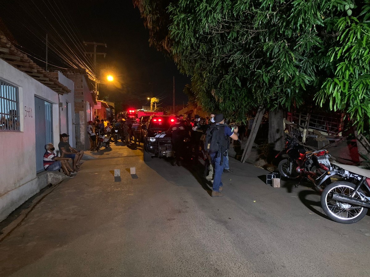 Homem é Morto Com Vários Tiros Próximo A Campo De Futebol Na Zona Sul