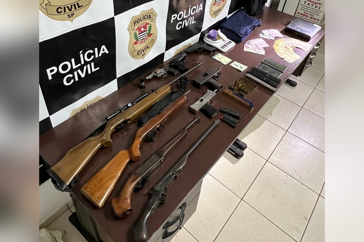 Polícia Prende Dupla Com Diversas Armas E Encontra Corpo Enterrado Em