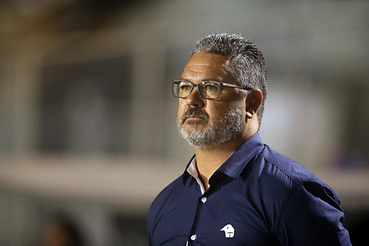 Micale aposta em manutenção de escalação e substituições para o Paraná ...