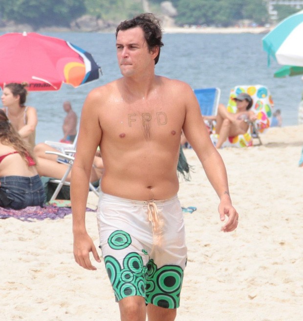 Só de bermuda, Felipe Dylon curte dia de praia no Rio de Janeiro - Quem ...