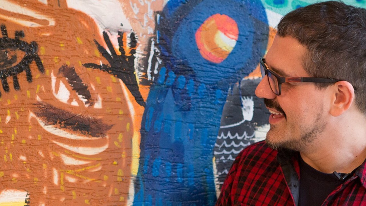 Conhecendo a coleção de discos de Adriano Cintra | Moda | Vogue