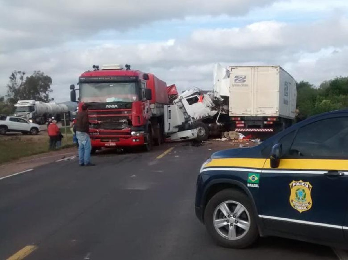 Acidente entre caminhões e carro deixa mortos e feridos na BR-116 | Rio Grande do Sul | G1