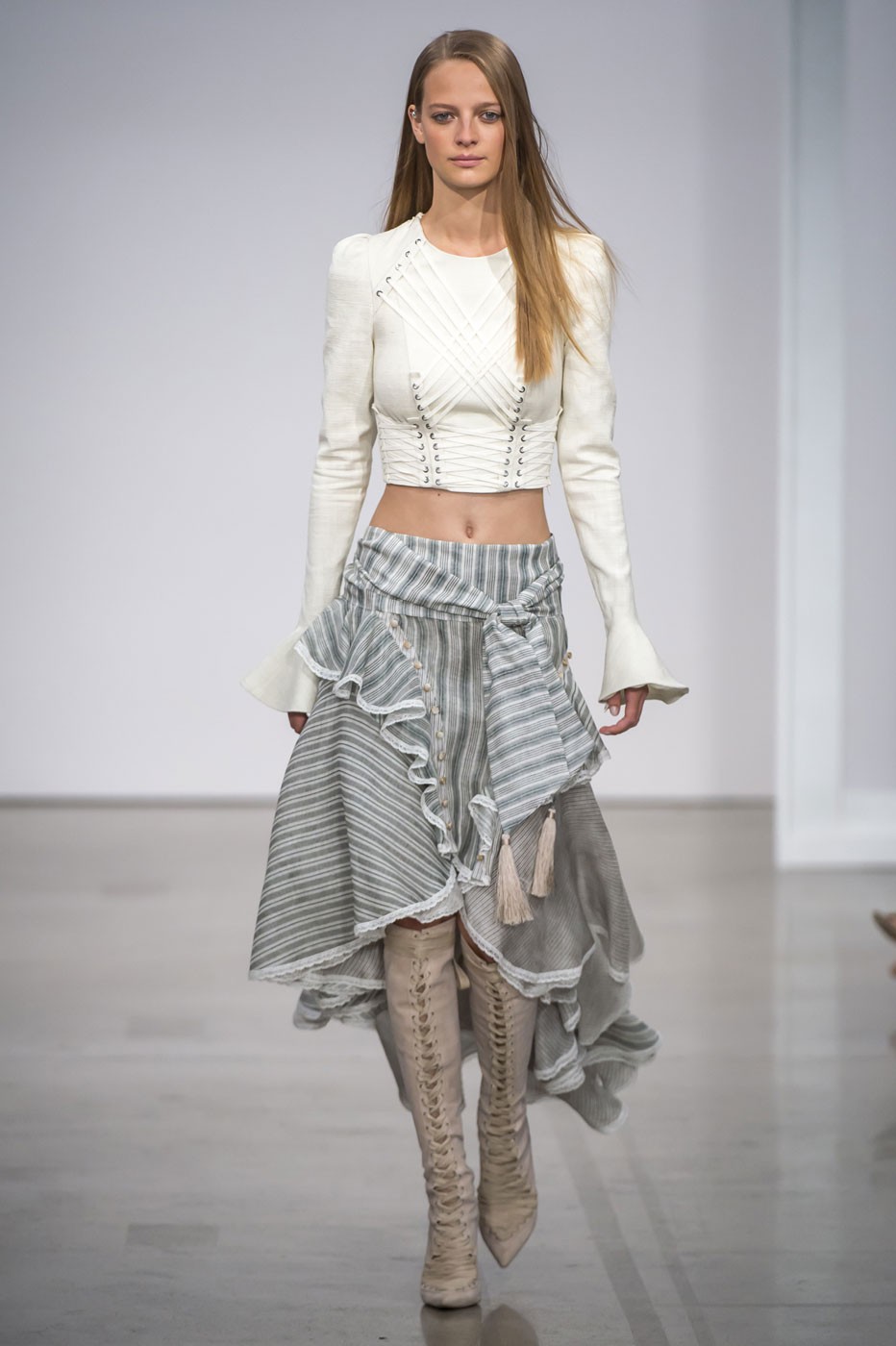 Zimmermann atualiza o boho com alfaiataria | Desfiles | Vogue