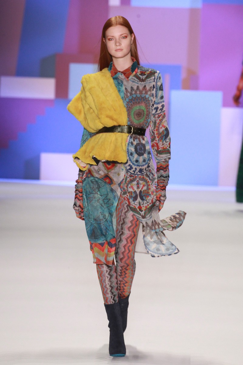Desigual: inverno 2017 marcado por estampas e texturas | Desfiles | Vogue