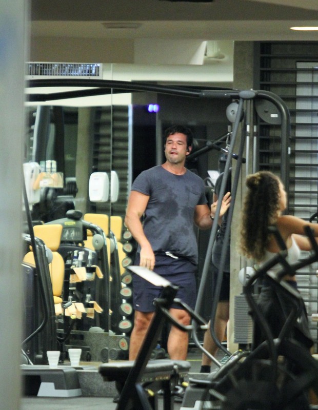 Sergio Marone pega pesado em treino na academia, no Rio - Quem | QUEM News