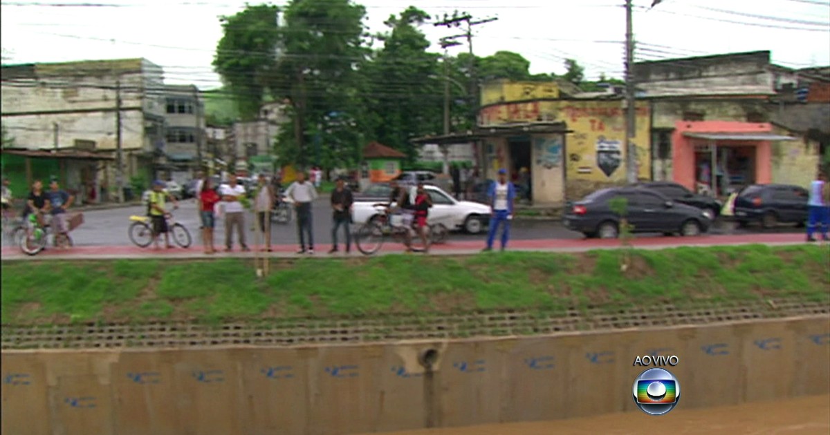 G1 - Queimados, RJ, registra deslizamentos de terra - notícias em Rio ...