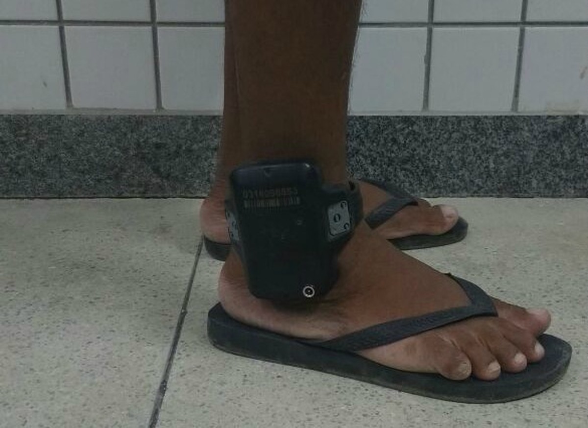 Com tornozeleira, preso por homicídio é detido suspeito de roubar e ...