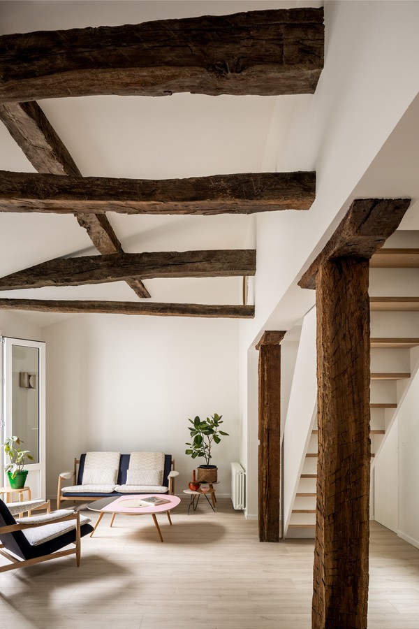 Décor do dia: living integrado com pilares e vigas de madeira à vista ...