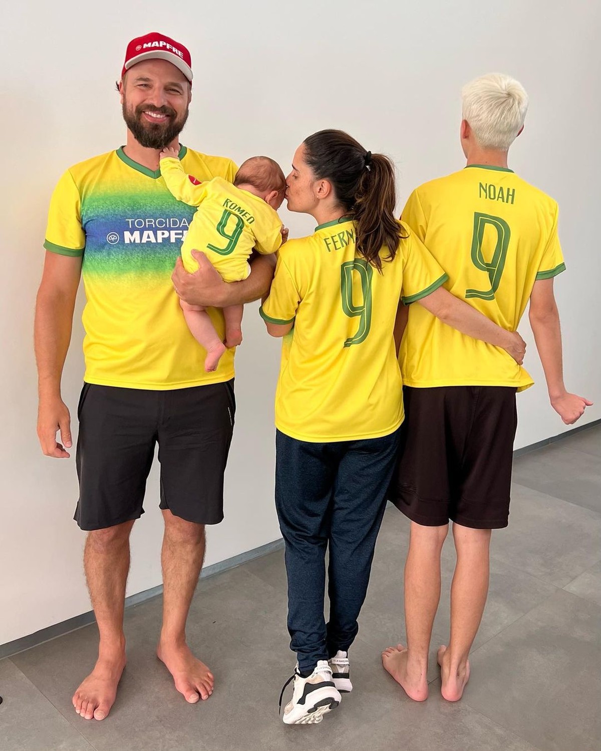 Cássio Reis e Fernanda Vasconcellos posam com filhos para jogo do ...