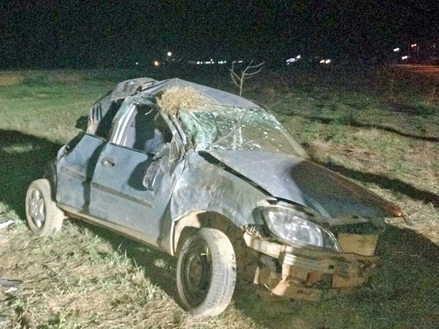G1 - Motorista foge após capotar carro no DF com sete passageiros ...