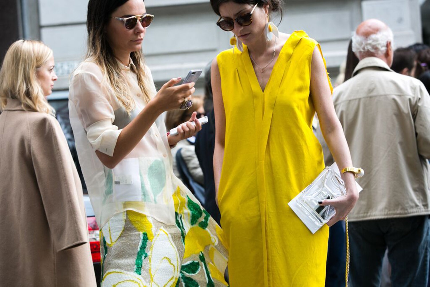 Street style: mix de texturas segue em alta pelas ruas de Milão ...