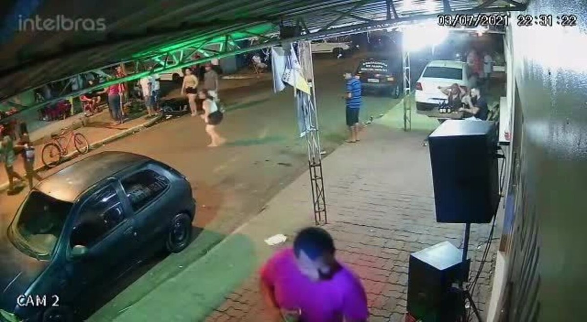 Imagens mostram momento em que mulher é atropelada por moto em alta velocidade em avenida em MT ...