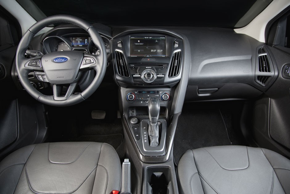 Comparativo: Ford Focus Fastback x Nissan Sentra | Testes | autoesporte