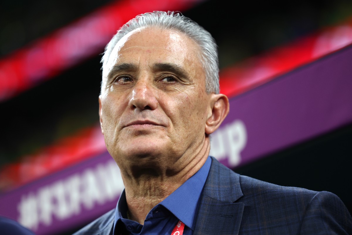 Tite chora ao rever família e quer período em casa e cuidar de joelho ...