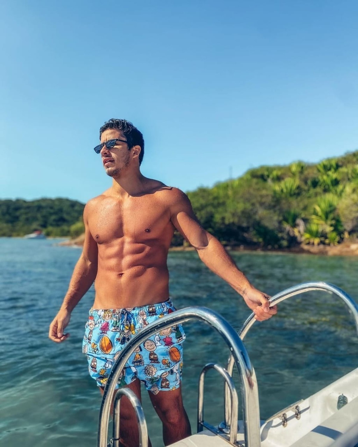 Ricky Tavares posa em cenário paradisíaco carioca | Celebridades | Vogue