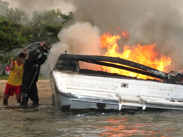G1 - Incêndio destrói embarcação na praia Engenho D'Água em Ilhabela ...