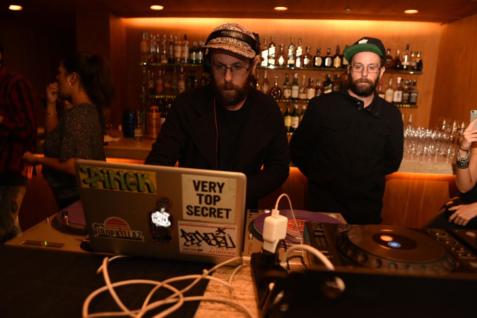 John John recebe Adam Levine em São Paulo | Lifestyle | Vogue