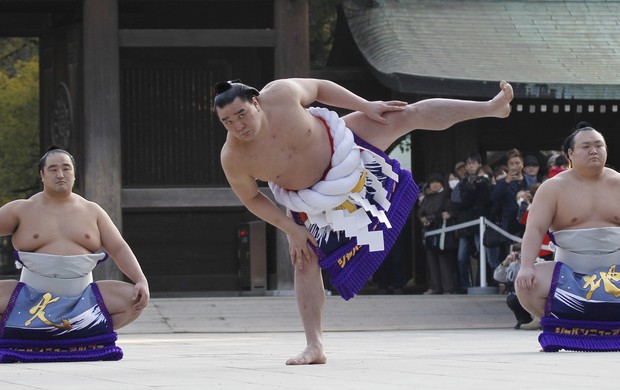 Estrela do sumô 'mostra demais' em performance comemorativa no Japão ...