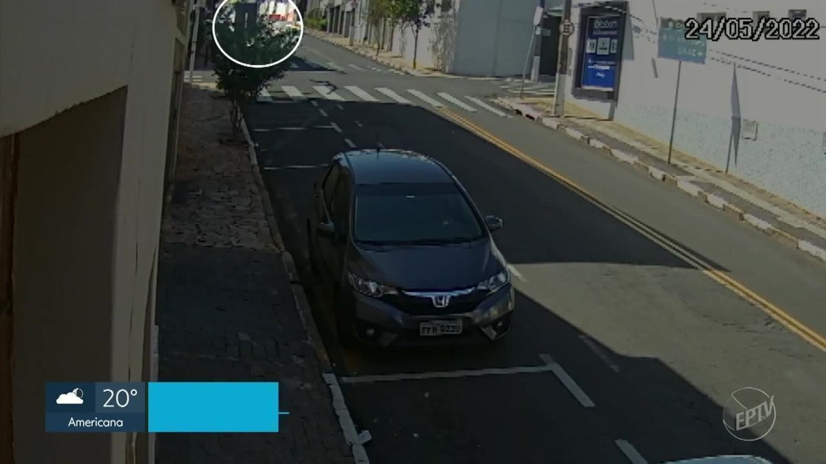 VÍDEO: carro capota após colisão e motorista sai ileso em Itapira | Campinas e Região | G1