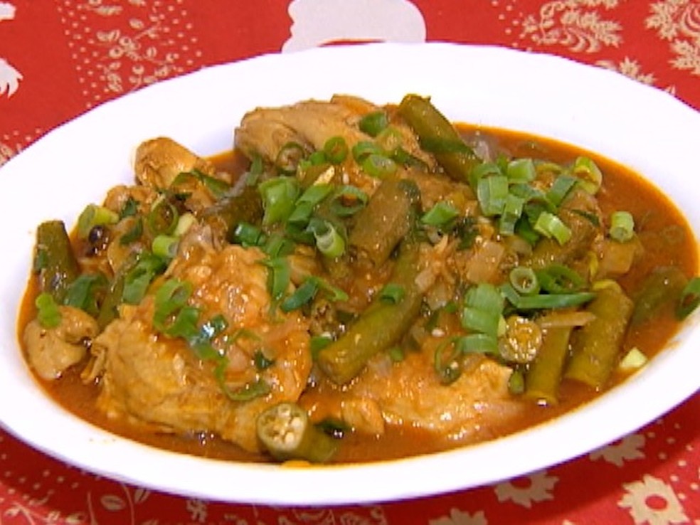 Aprenda a fazer um tradicional Frango com Quiabo sem baba | Receitando | G1