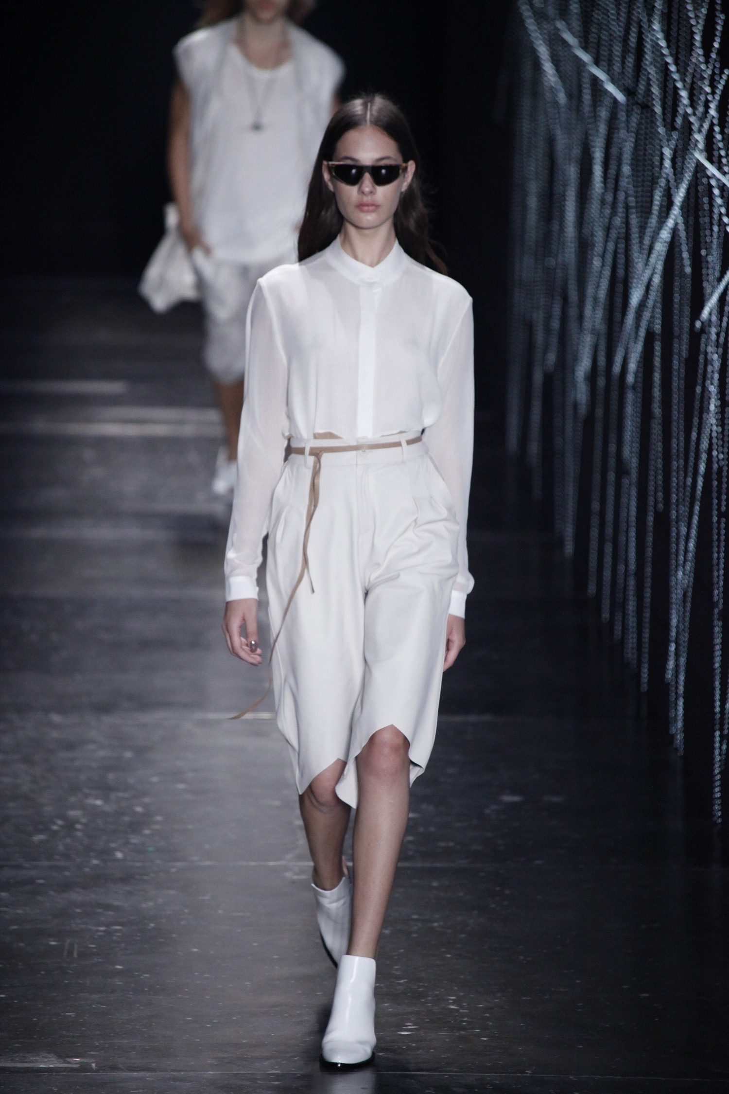 Ratier segue em sua trilha minimalista cool | Desfiles | Vogue