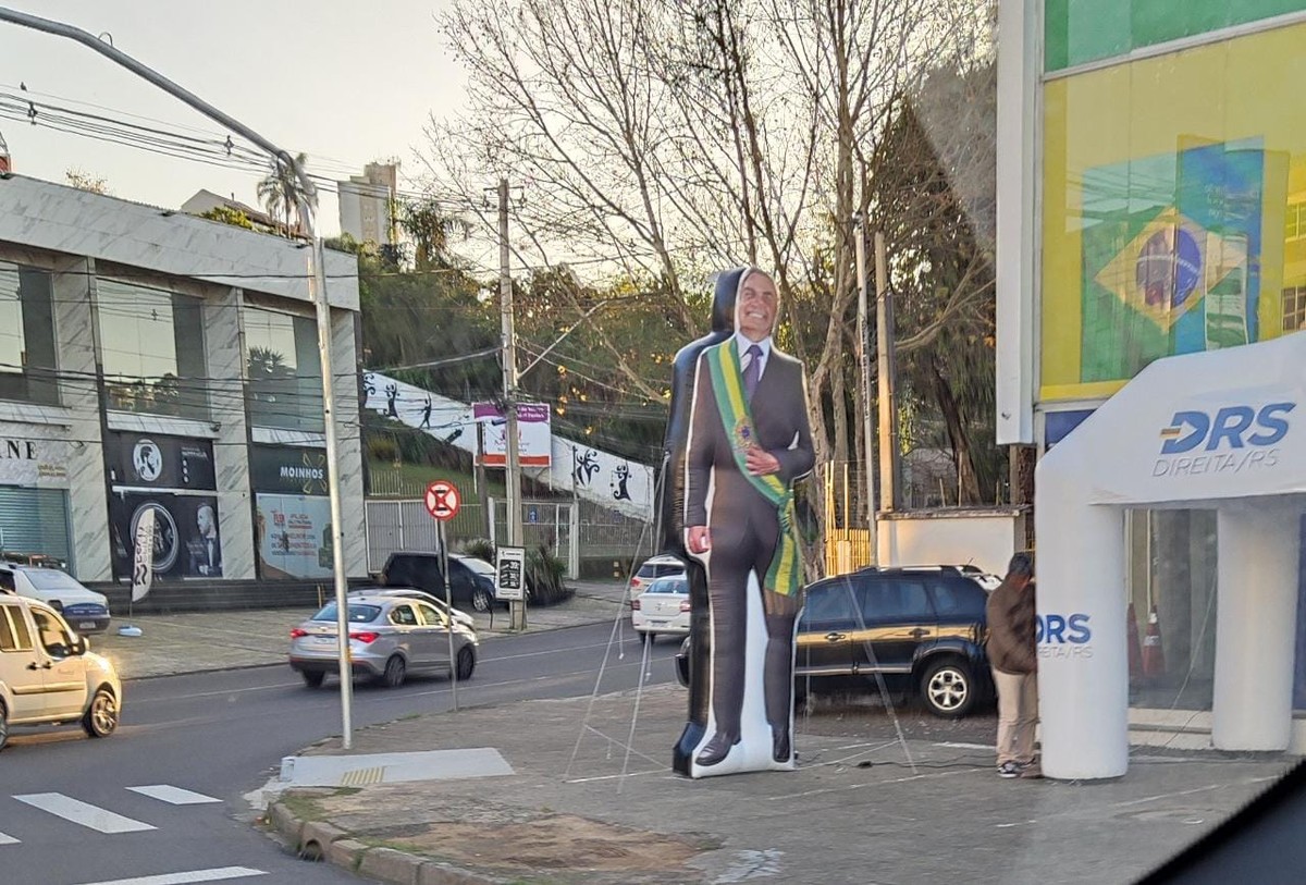 Justiça Eleitoral determina retirada de boneco inflável de Bolsonaro ...