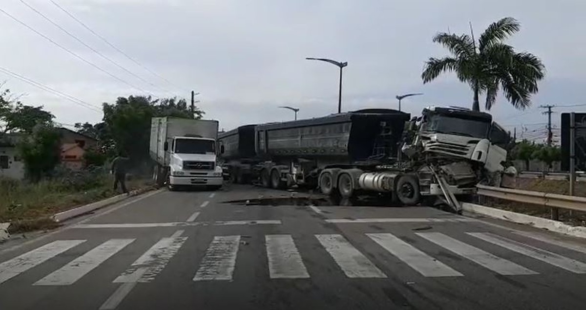 Colisão entre caminhão e carreta bloqueia trecho da BR-116, em ...