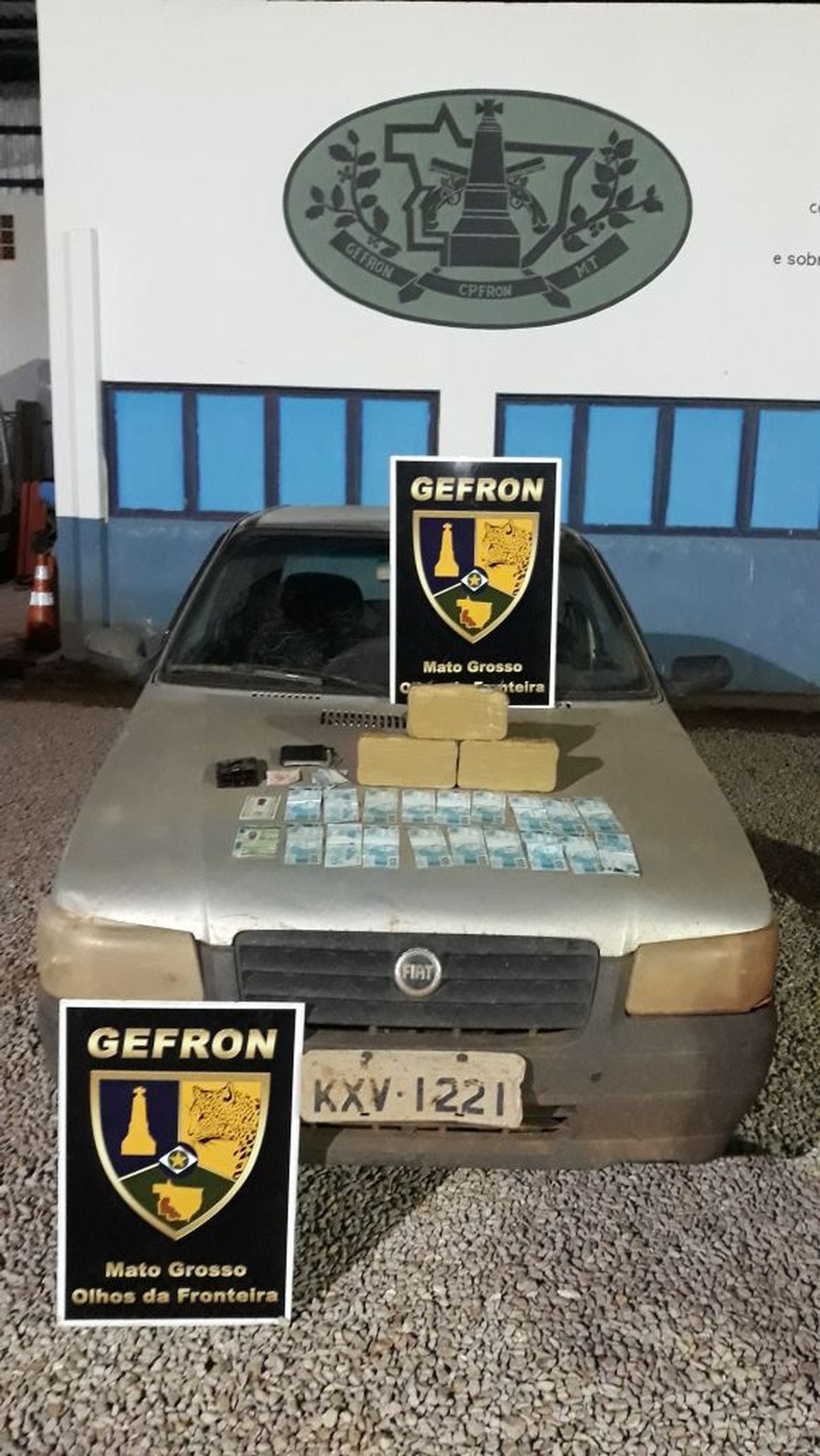 Polícia Apreende Droga E R 1 8 Mil Com Suspeitos Que Se Esconderam Em