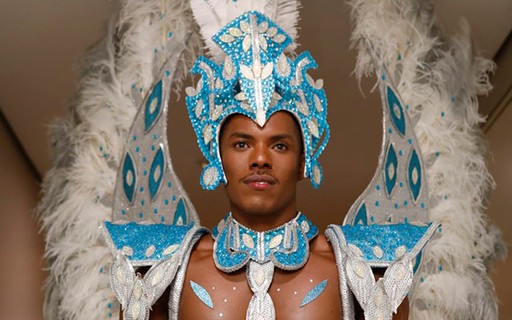 Max Souza estreia no Carnaval como muso da Pérola Negra, em SP - Quem | São Paulo