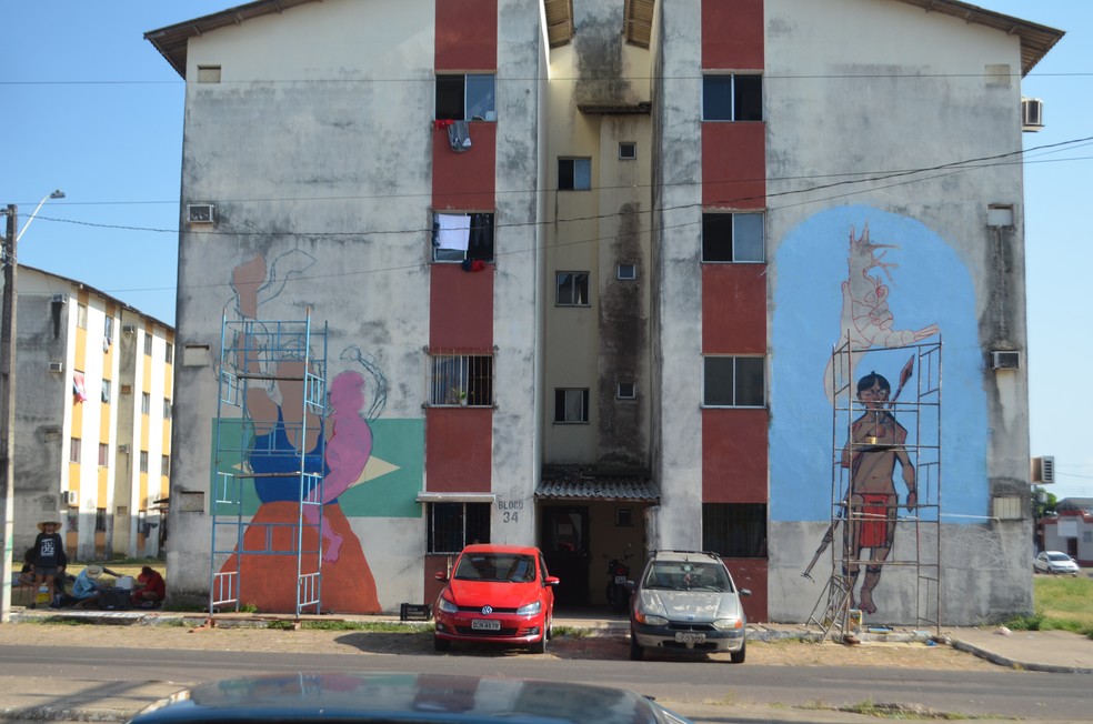 Painéis de grafitagem de quase 8 metros são pintados nos blocos do ...