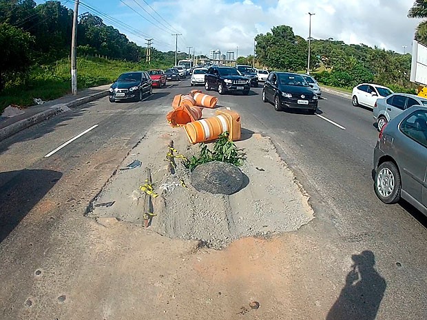 G1 - Buraco causa transtornos na Avenida Paralela, em Salvador ... G1 - Buraco causa transtornos na Avenida Paralela, em Salvador ...