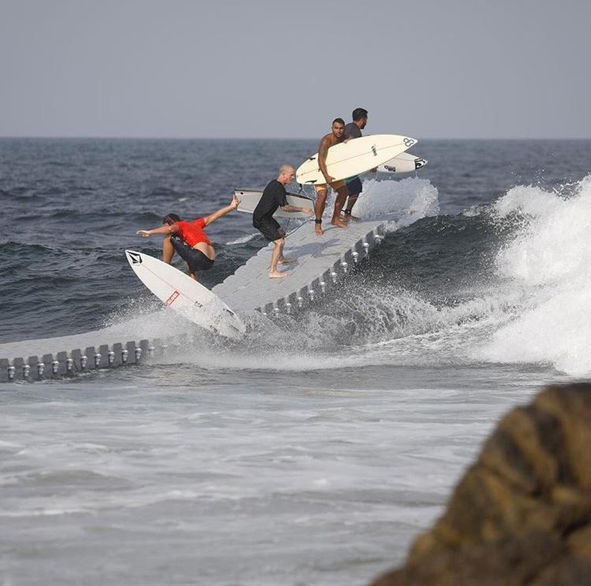Surfistas usam deque flutuante de 30 metros para pegar ondas no México ...