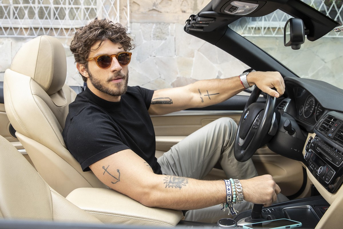 Chay Suede se diverte com memes de Ari em Travessia: 'Inimigo da CLT' | Travessia | gshow