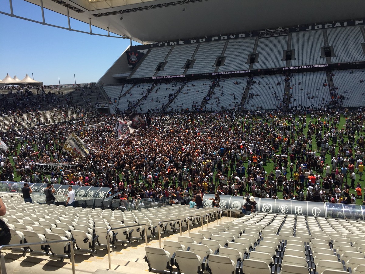 Treino do Corinthians na Arena acaba com invasão de 10 mil torcedores ...