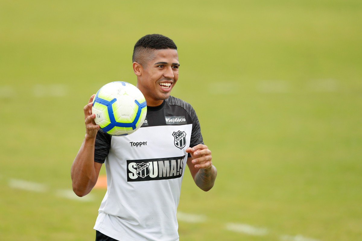Após gol em jogo-treino, Bergson se diz mais "pronto e maduro" para ...