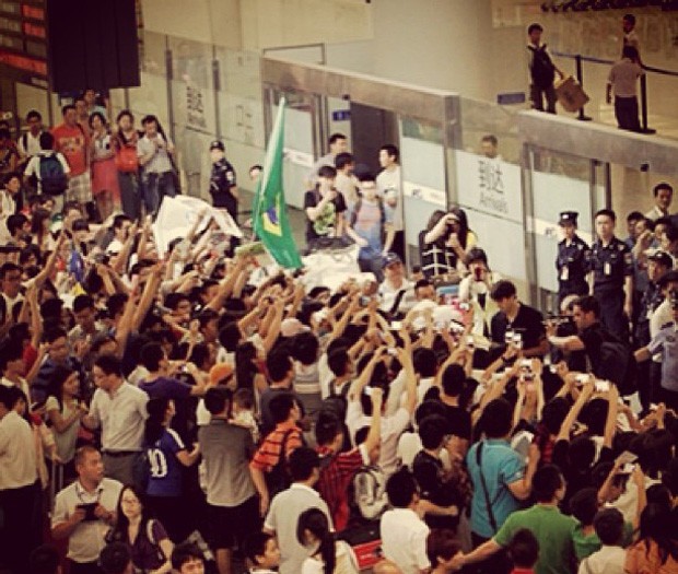 Em viagem pela China, Kaká atrai multidão na chegada a Xangai ...