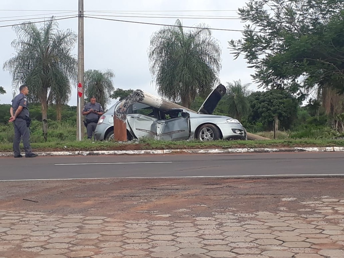 Motorista dorme ao volante, bate carro e derruba poste na Avenida Presidente Vargas, em ...