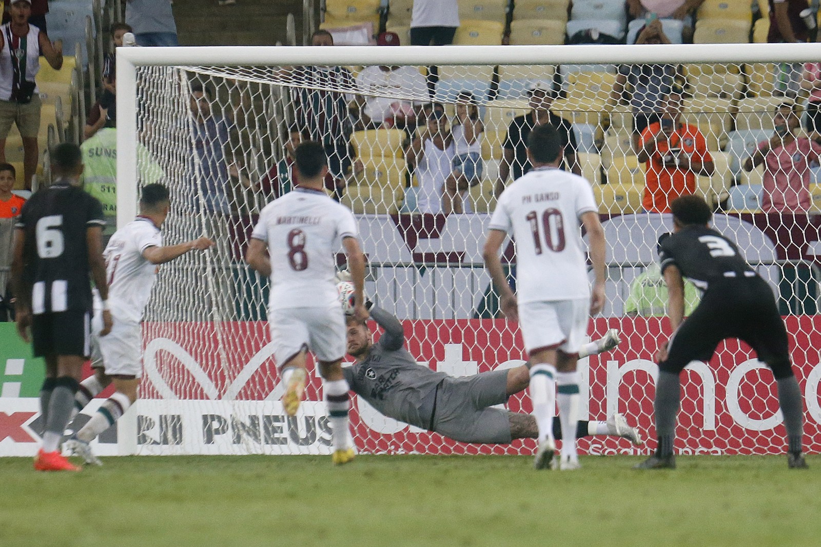 Goleiro galã do Botafogo: saiba quem é Lucas Perri, o líder de defesas ...