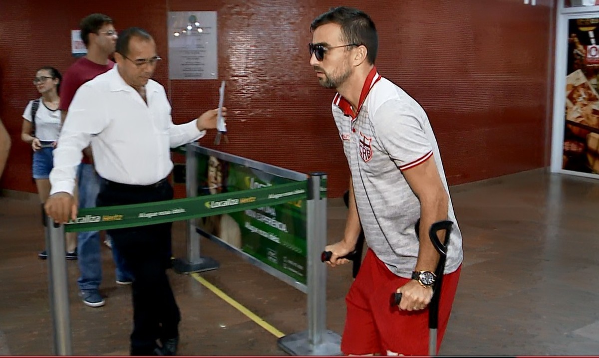 Longuine faz fisioterapia no CT do Santos e ainda não sabe quando será ...