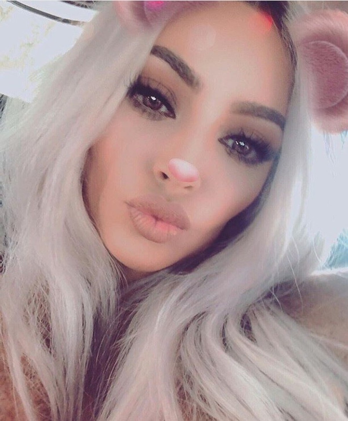 Kim Kardashian posta selfie mandando beijinho com filtro fofo ...