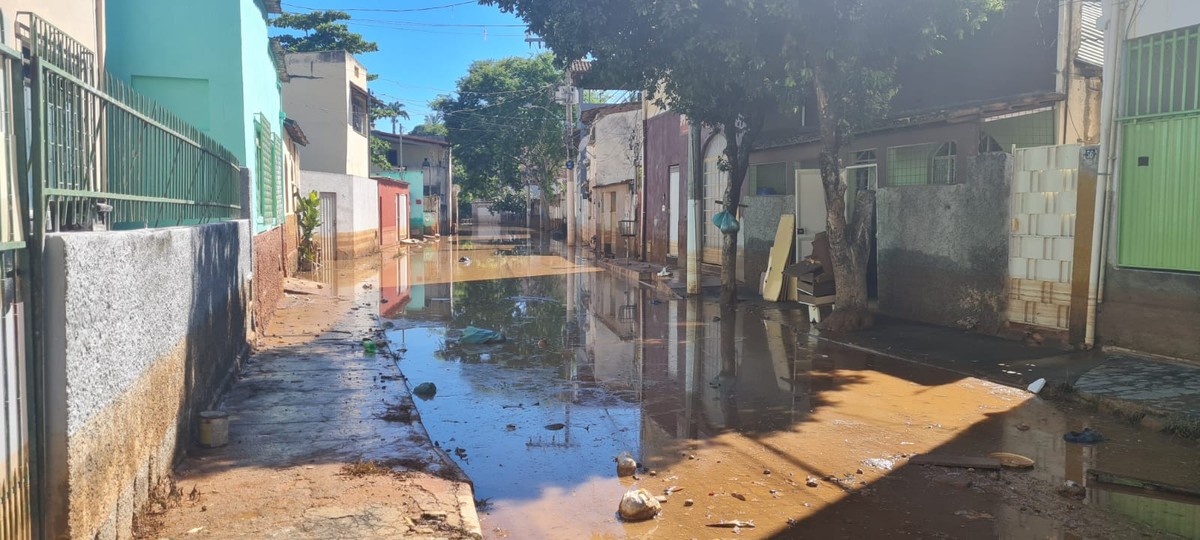 Rio Doce segue abaixando em Governador Valadares, mas deixa rastro de ...