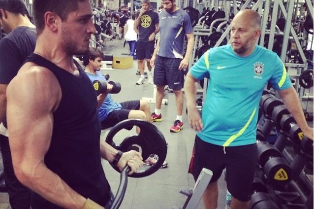 Daniel Rocha muda o corpo para viver 'bad boy' em 'Império' - Patrícia ...