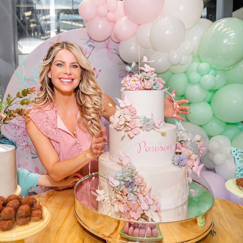 Karina Bacchi comemora aniversário de 46 anos | Entretenimento | Glamour